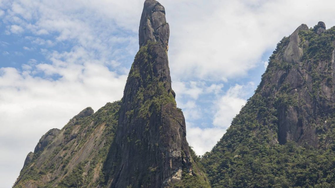 Amantes da natureza se encantam com a cidade que guarda o pico Dedo de ...