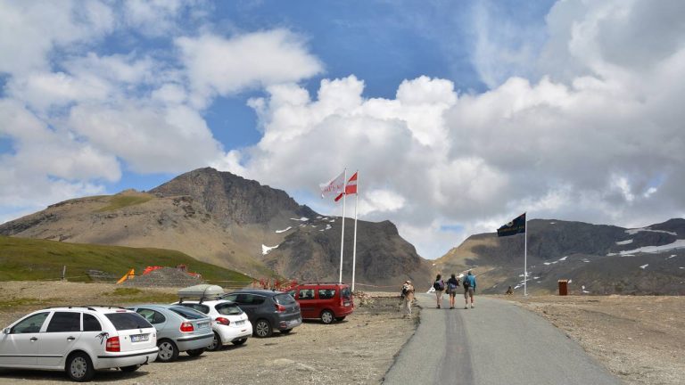 Estrada na França sobe a 2.770 m de altitude; com curvas íngremes, a ...