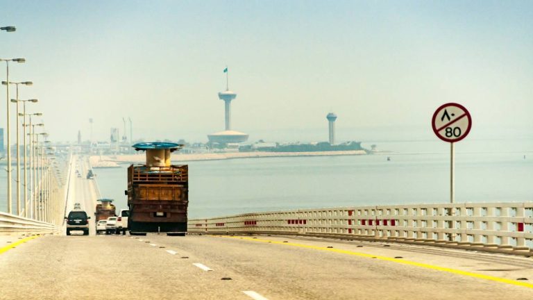 Com 25 km de extensão e inaugurada em 1986, a ponte King Fahd Causeway ...