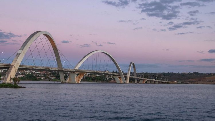 Com 1.200 metros e 3 arcos colossais, a ponte em Brasília surge como um ...