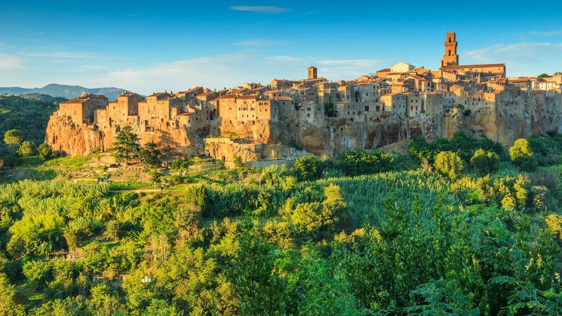 Fundada Sobre Um Penhasco De Tufo Vulcânico A Cidade Italiana é